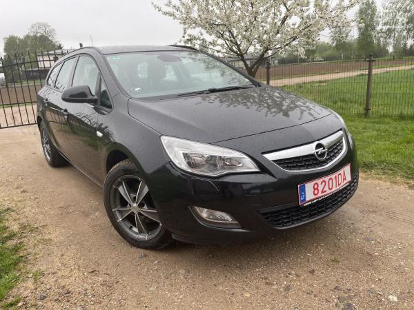 Grey Opel Astra 2012 in Sakiai, with an engine capacity of 1.70 L and mileage of 218 thousand km for 2650 €, photo 5 on AUTOMOTO.COM.LV