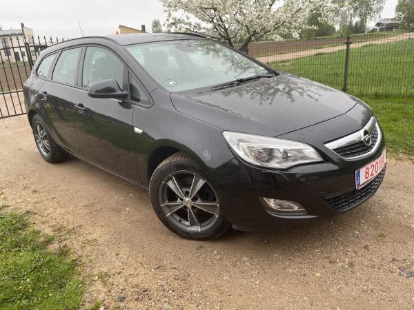 Grey Opel Astra 2012 in Sakiai, with an engine capacity of 1.70 L and mileage of 218 thousand km for 2650 €, photo 6 on AUTOMOTO.COM.LV
