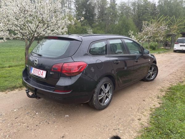 Grey Opel Astra 2012 in Sakiai, with an engine capacity of 1.70 L and mileage of 218 thousand km for 2650 €, photo 9 on AUTOMOTO.COM.LV