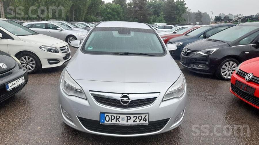 Grey Opel Astra 2012 in Riga, with an engine capacity of 1.40 L and mileage of 220 thousand km for 4000 €, photo 1 on AUTOMOTO.COM.LV