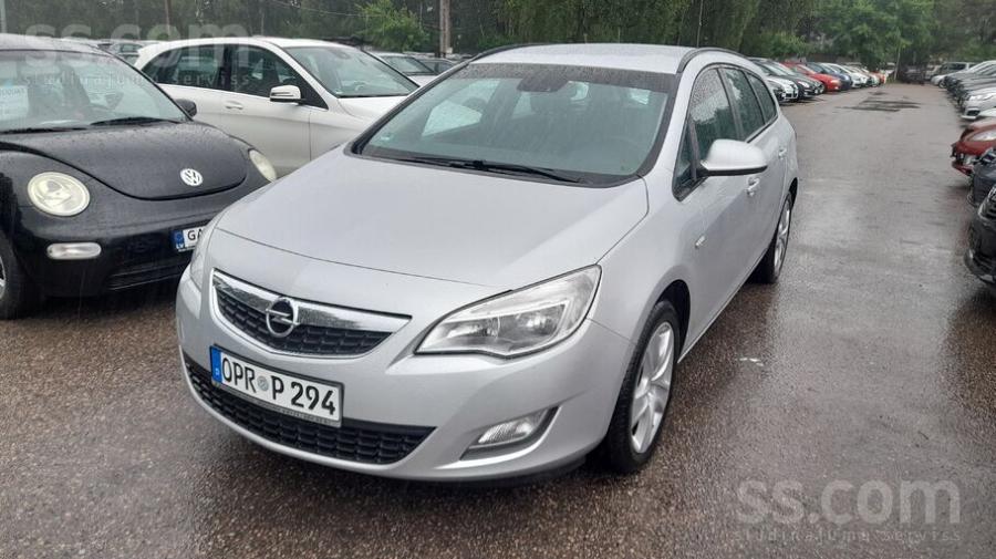 Grey Opel Astra 2012 in Riga, with an engine capacity of 1.40 L and mileage of 220 thousand km for 4000 €, photo 4 on AUTOMOTO.COM.LV