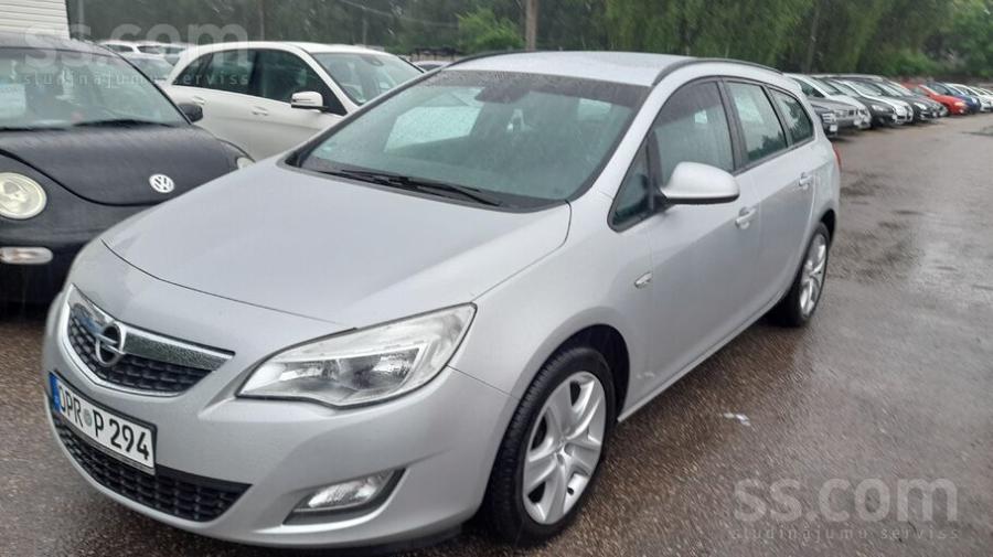 Grey Opel Astra 2012 in Riga, with an engine capacity of 1.40 L and mileage of 220 thousand km for 4000 €, photo 5 on AUTOMOTO.COM.LV