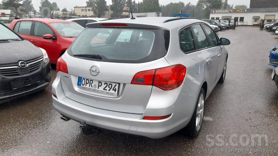 Grey Opel Astra 2012 in Riga, with an engine capacity of 1.40 L and mileage of 220 thousand km for 4000 €, photo 9 on AUTOMOTO.COM.LV