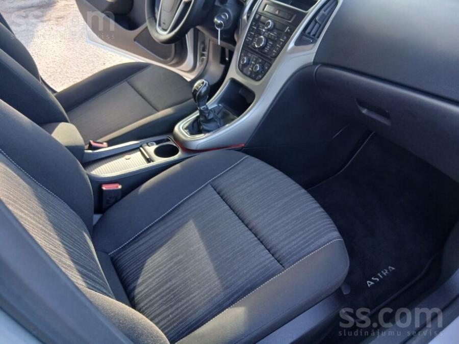 Grey Opel Astra 2012 in Riga, with an engine capacity of 1.40 L and mileage of 220 thousand km for 4000 €, photo 21 on AUTOMOTO.COM.LV