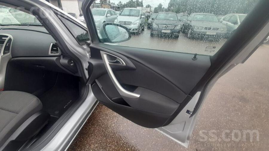Grey Opel Astra 2012 in Riga, with an engine capacity of 1.40 L and mileage of 220 thousand km for 4000 €, photo 33 on AUTOMOTO.COM.LV