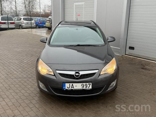 Grey Opel Astra 2012 in Riga, with an engine capacity of 1.60 L and mileage of 273 thousand km for 3900 €, photo 2 on AUTOMOTO.COM.LV