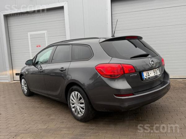 Grey Opel Astra 2012 in Riga, with an engine capacity of 1.60 L and mileage of 273 thousand km for 3900 €, photo 4 on AUTOMOTO.COM.LV