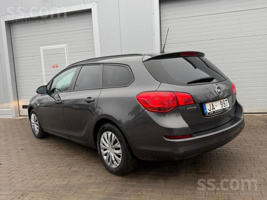 Grey Opel Astra 2012 in Riga, with an engine capacity of 1.60 L and mileage of 273 thousand km for 3900 €, photo 5 on AUTOMOTO.COM.LV