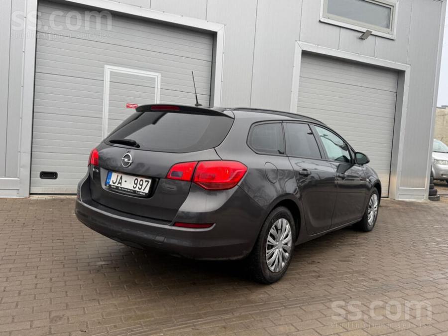 Grey Opel Astra 2012 in Riga, with an engine capacity of 1.60 L and mileage of 273 thousand km for 3900 €, photo 6 on AUTOMOTO.COM.LV