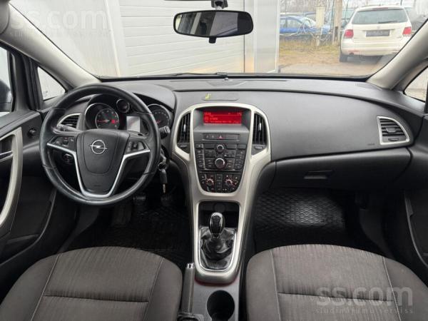 Grey Opel Astra 2012 in Riga, with an engine capacity of 1.60 L and mileage of 273 thousand km for 3900 €, photo 6 on AUTOMOTO.COM.LV