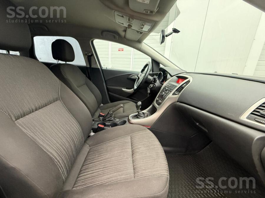Grey Opel Astra 2012 in Riga, with an engine capacity of 1.60 L and mileage of 273 thousand km for 3900 €, photo 8 on AUTOMOTO.COM.LV