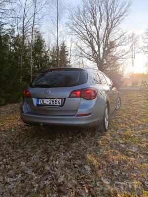 Grey Opel Astra 2012 in Riga, with an engine capacity of 1.40 L and mileage of 293 thousand km for 3450 €, photo 4 on AUTOMOTO.COM.LV
