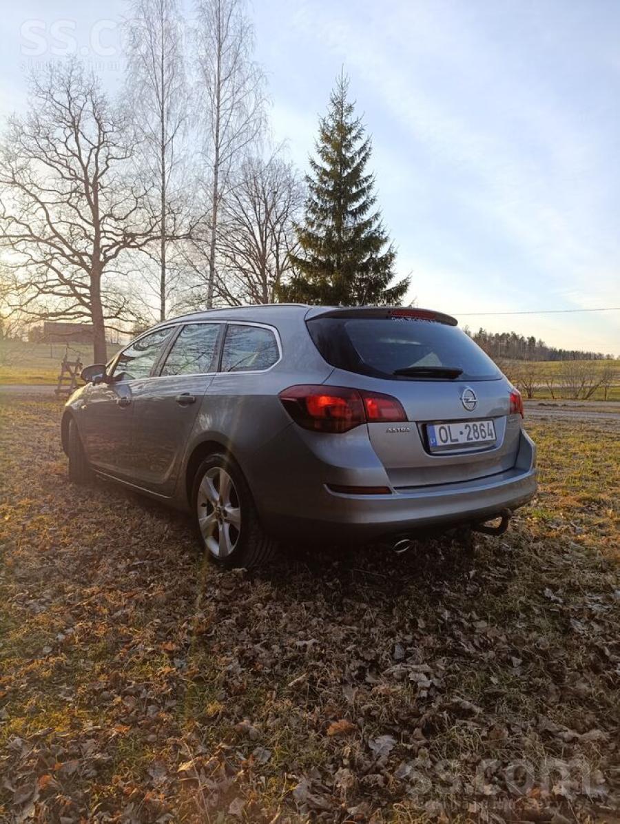 Grey Opel Astra 2012 in Riga, with an engine capacity of 1.40 L and mileage of 293 thousand km for 3450 €, photo 5 on AUTOMOTO.COM.LV