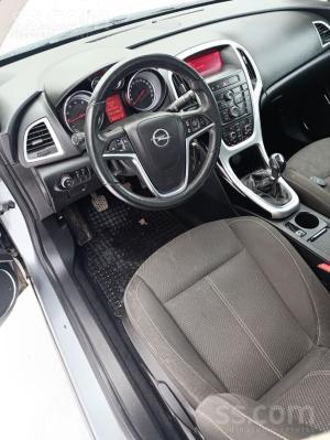 Grey Opel Astra 2012 in Riga, with an engine capacity of 1.40 L and mileage of 293 thousand km for 3450 €, photo 6 on AUTOMOTO.COM.LV