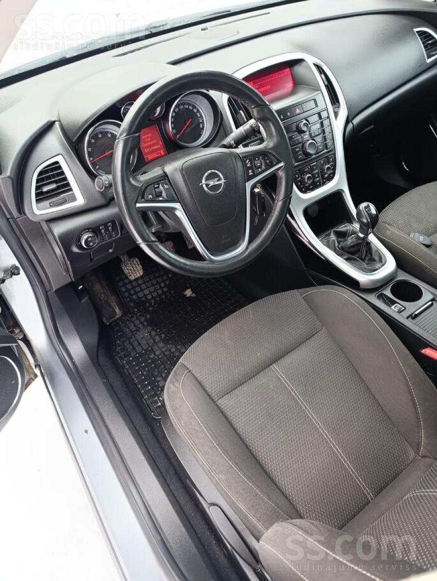 Grey Opel Astra 2012 in Riga, with an engine capacity of 1.40 L and mileage of 293 thousand km for 3450 €, photo 6 on AUTOMOTO.COM.LV