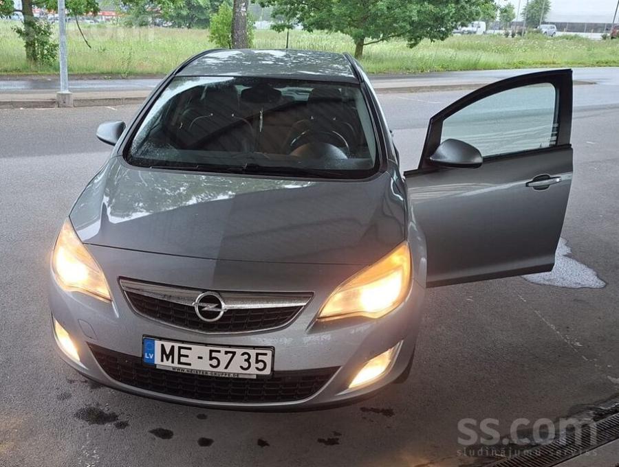 Grey Opel Astra 2012 in Riga, with an engine capacity of 1.70 L and mileage of 280 thousand km for 2500 €, photo 1 on AUTOMOTO.COM.LV