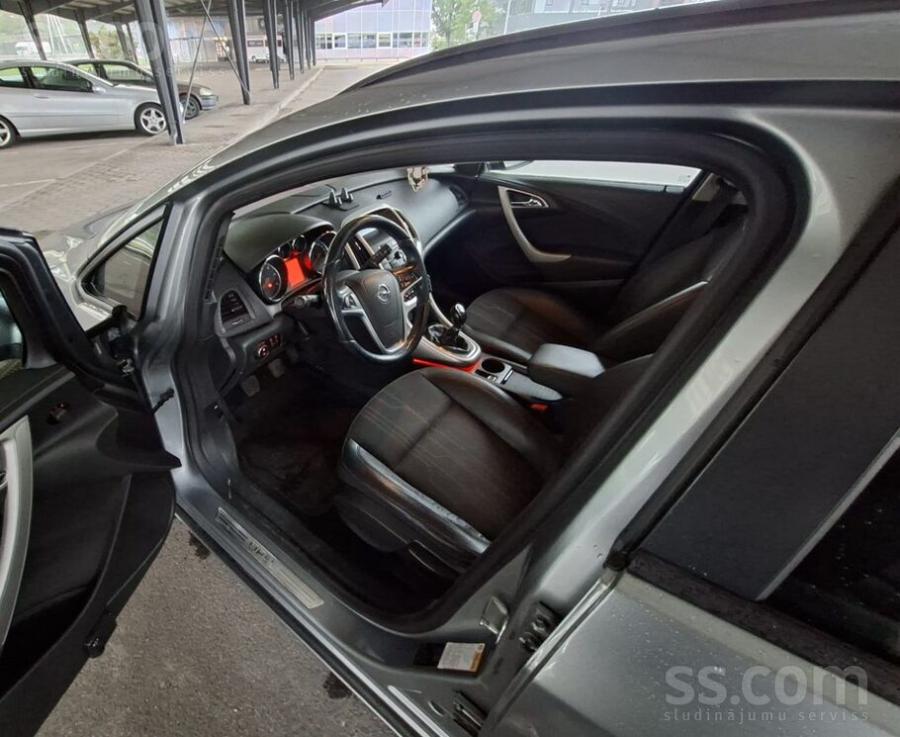 Grey Opel Astra 2012 in Riga, with an engine capacity of 1.70 L and mileage of 280 thousand km for 2500 €, photo 4 on AUTOMOTO.COM.LV