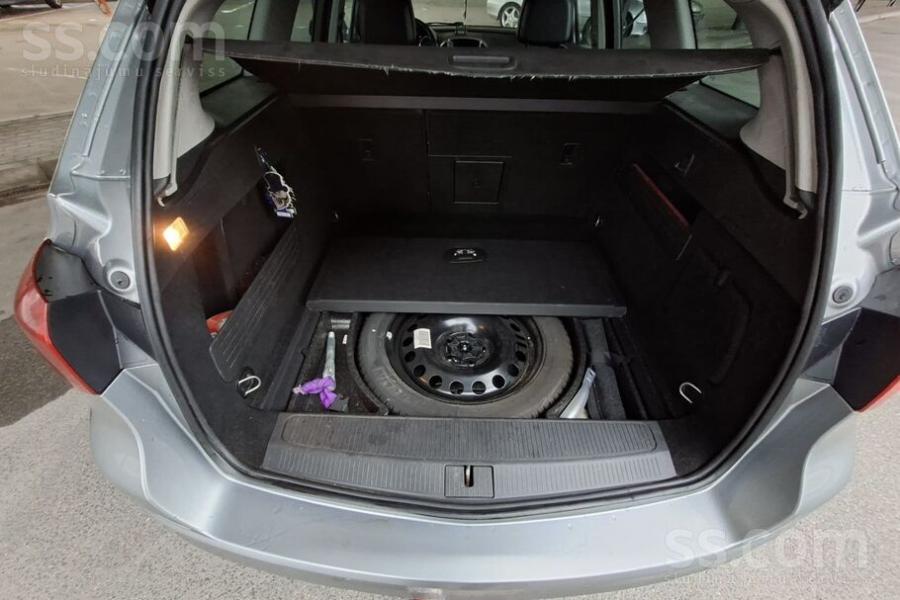 Grey Opel Astra 2012 in Riga, with an engine capacity of 1.70 L and mileage of 280 thousand km for 2500 €, photo 5 on AUTOMOTO.COM.LV