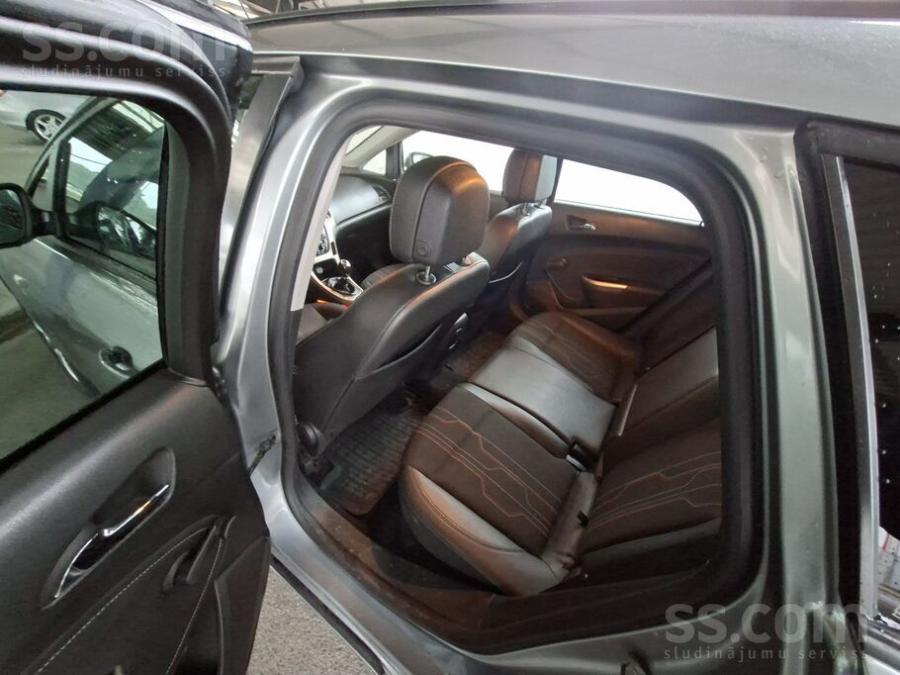 Grey Opel Astra 2012 in Riga, with an engine capacity of 1.70 L and mileage of 280 thousand km for 2500 €, photo 19 on AUTOMOTO.COM.LV