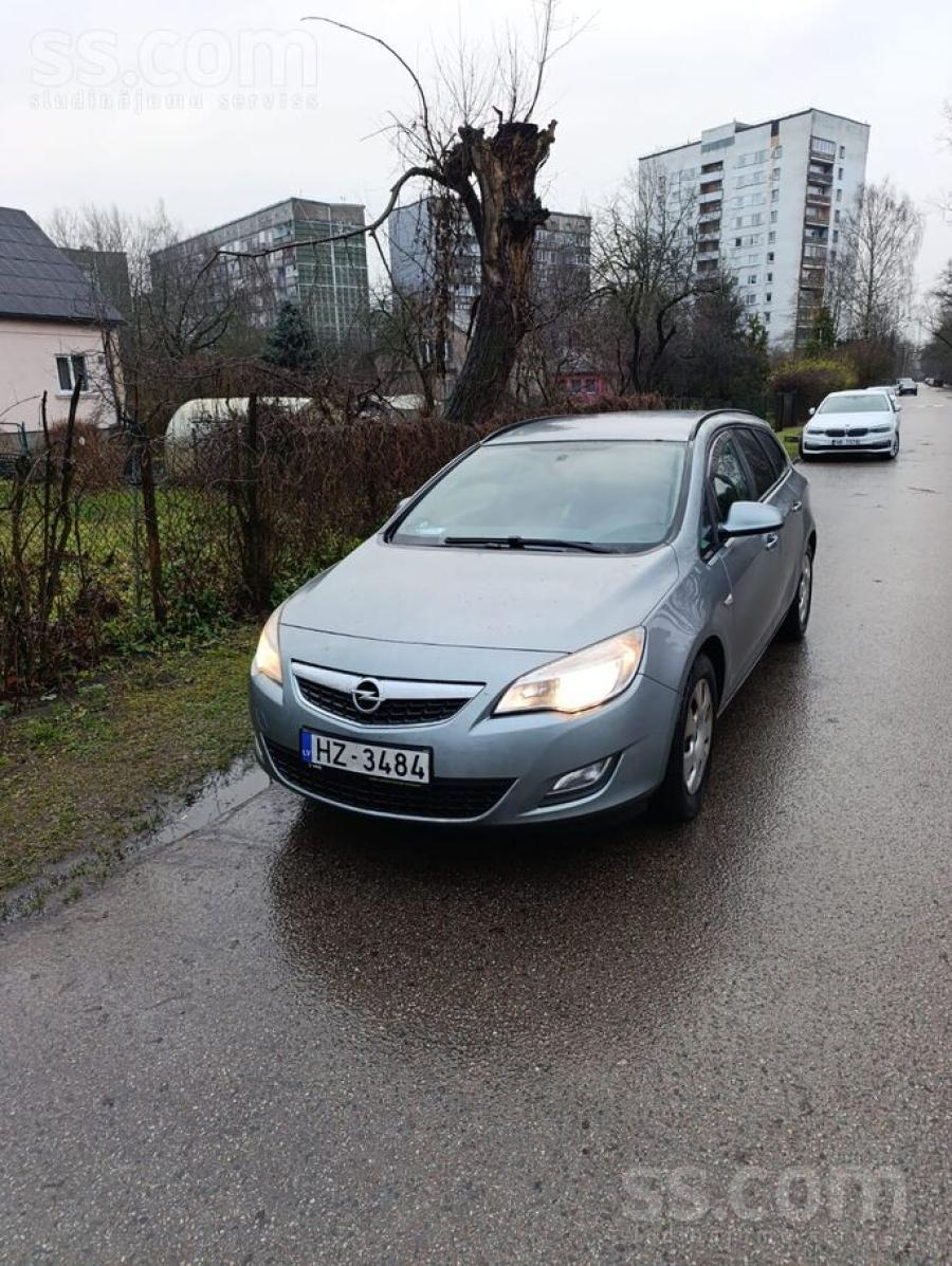 Pelēks Opel Astra 2012 Rīga, ar dzinēja tilpumu 1.70 L un nobraukumu 266 tūkst. km par 2150 €, foto 1 vietnē AUTOMOTO.COM.LV