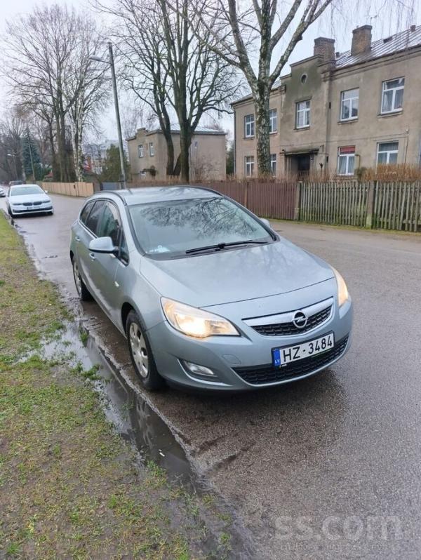 Grey Opel Astra 2012 in Riga, with an engine capacity of 1.70 L and mileage of 266 thousand km for 2150 €, photo 2 on AUTOMOTO.COM.LV