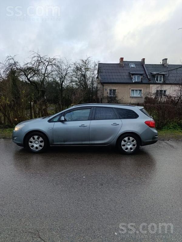 Grey Opel Astra 2012 in Riga, with an engine capacity of 1.70 L and mileage of 266 thousand km for 2150 €, photo 3 on AUTOMOTO.COM.LV