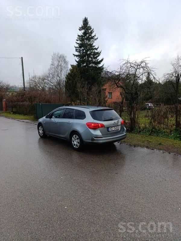 Grey Opel Astra 2012 in Riga, with an engine capacity of 1.70 L and mileage of 266 thousand km for 2150 €, photo 4 on AUTOMOTO.COM.LV