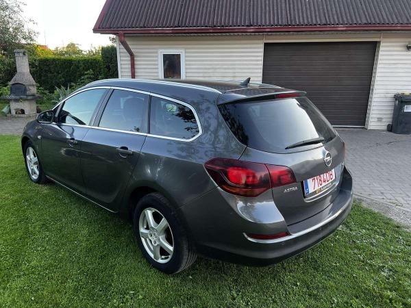 Grey Opel Astra 2012 in Ukmerge, with an engine capacity of 1.69 L and mileage of 251 thousand km for 2350 €, photo 3 on AUTOMOTO.COM.LV