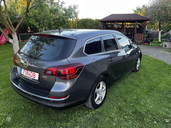 Grey Opel Astra 2012 in Ukmerge, with an engine capacity of 1.69 L and mileage of 251 thousand km for 2350 €, photo 4 on AUTOMOTO.COM.LV