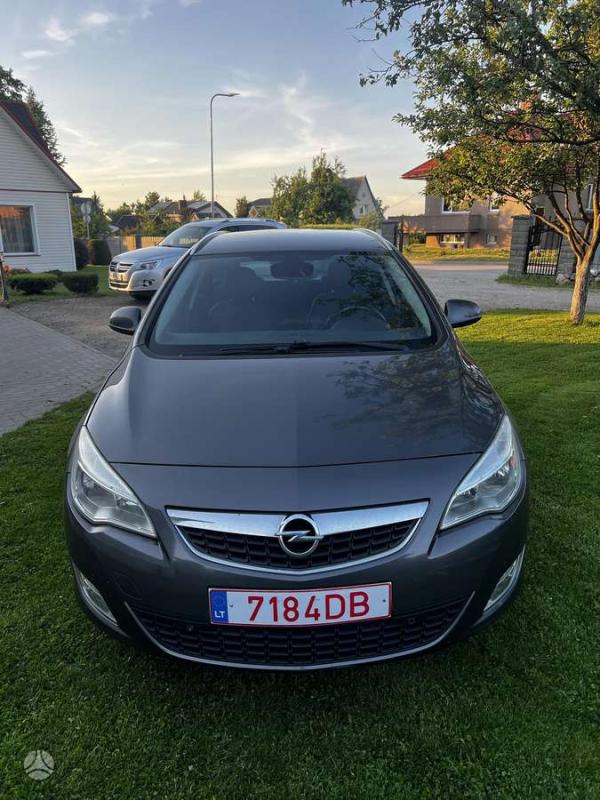 Grey Opel Astra 2012 in Ukmerge, with an engine capacity of 1.69 L and mileage of 251 thousand km for 2350 €, photo 5 on AUTOMOTO.COM.LV
