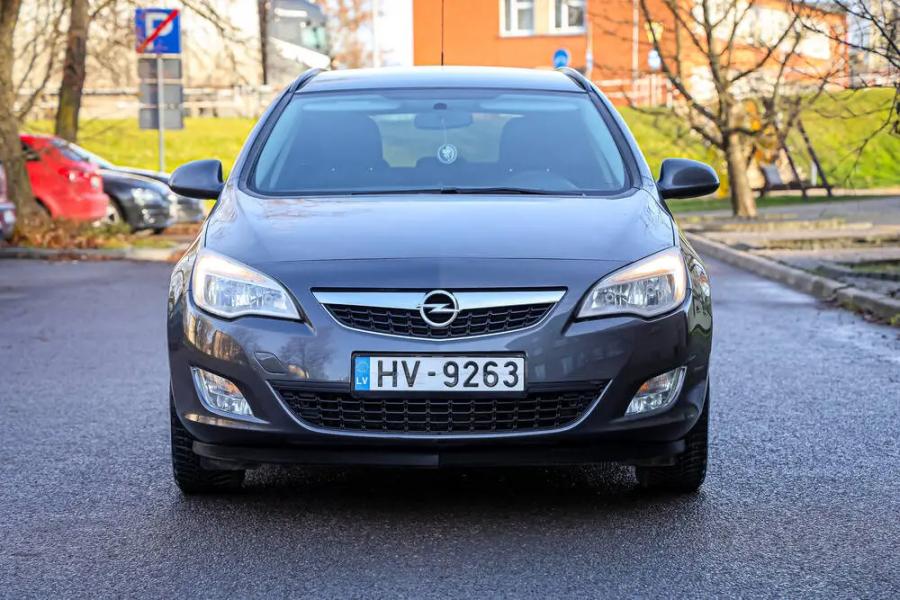 Grey Opel Astra 2012 in Jelgava, with an engine capacity of 1.40 L and mileage of 184 thousand km for 2990 €, photo 3 on AUTOMOTO.COM.LV