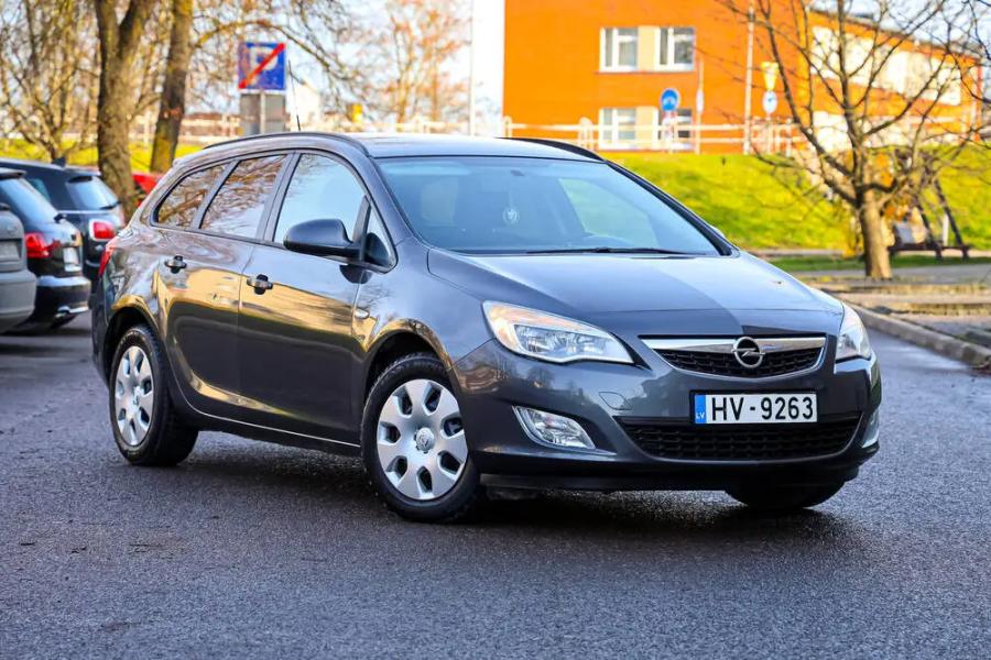 Grey Opel Astra 2012 in Jelgava, with an engine capacity of 1.40 L and mileage of 184 thousand km for 2990 €, photo 4 on AUTOMOTO.COM.LV