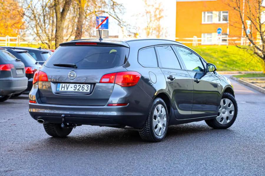 Grey Opel Astra 2012 in Jelgava, with an engine capacity of 1.40 L and mileage of 184 thousand km for 2990 €, photo 5 on AUTOMOTO.COM.LV