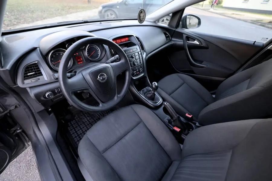 Grey Opel Astra 2012 in Jelgava, with an engine capacity of 1.40 L and mileage of 184 thousand km for 2990 €, photo 9 on AUTOMOTO.COM.LV