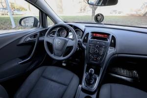 Grey Opel Astra 2012 in Jelgava, with an engine capacity of 1.40 L and mileage of 184 thousand km for 2990 €, photo 12 on AUTOMOTO.COM.LV