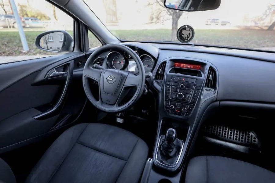 Grey Opel Astra 2012 in Jelgava, with an engine capacity of 1.40 L and mileage of 184 thousand km for 2990 €, photo 12 on AUTOMOTO.COM.LV