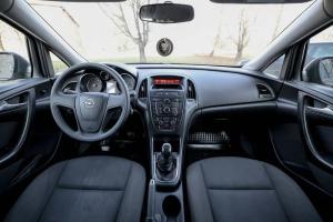 Grey Opel Astra 2012 in Jelgava, with an engine capacity of 1.40 L and mileage of 184 thousand km for 2990 €, photo 13 on AUTOMOTO.COM.LV