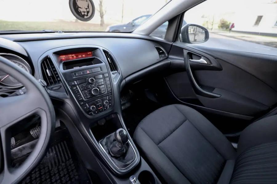 Grey Opel Astra 2012 in Jelgava, with an engine capacity of 1.40 L and mileage of 184 thousand km for 2990 €, photo 16 on AUTOMOTO.COM.LV