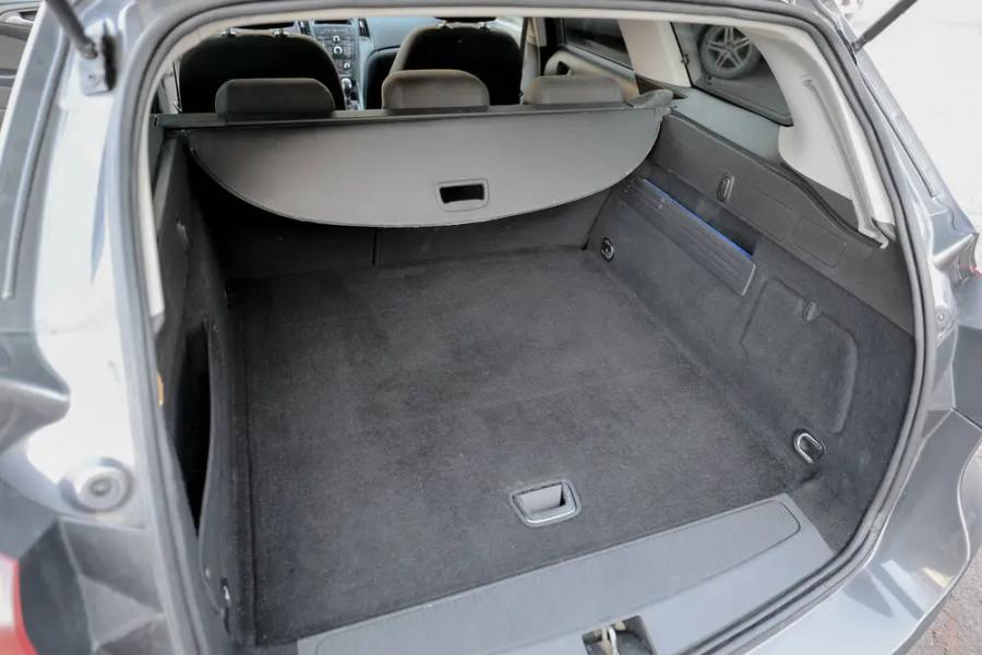 Grey Opel Astra 2012 in Jelgava, with an engine capacity of 1.40 L and mileage of 184 thousand km for 2990 €, photo 17 on AUTOMOTO.COM.LV