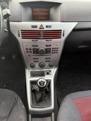 Pelēks Opel Astra 2012 Daugavpils, ar dzinēja tilpumu 1.60 L un nobraukumu 546 tūkst. km par 650 €, foto 12 vietnē AUTOMOTO.COM.LV