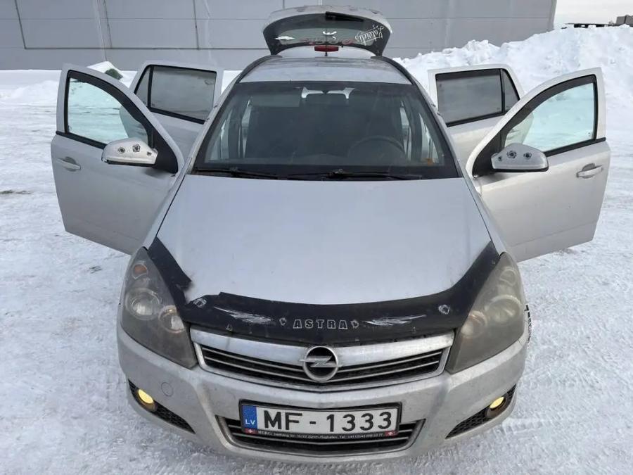 Pelēks Opel Astra 2012 Daugavpils, ar dzinēja tilpumu 1.60 L un nobraukumu 546 tūkst. km par 650 €, foto 28 vietnē AUTOMOTO.COM.LV