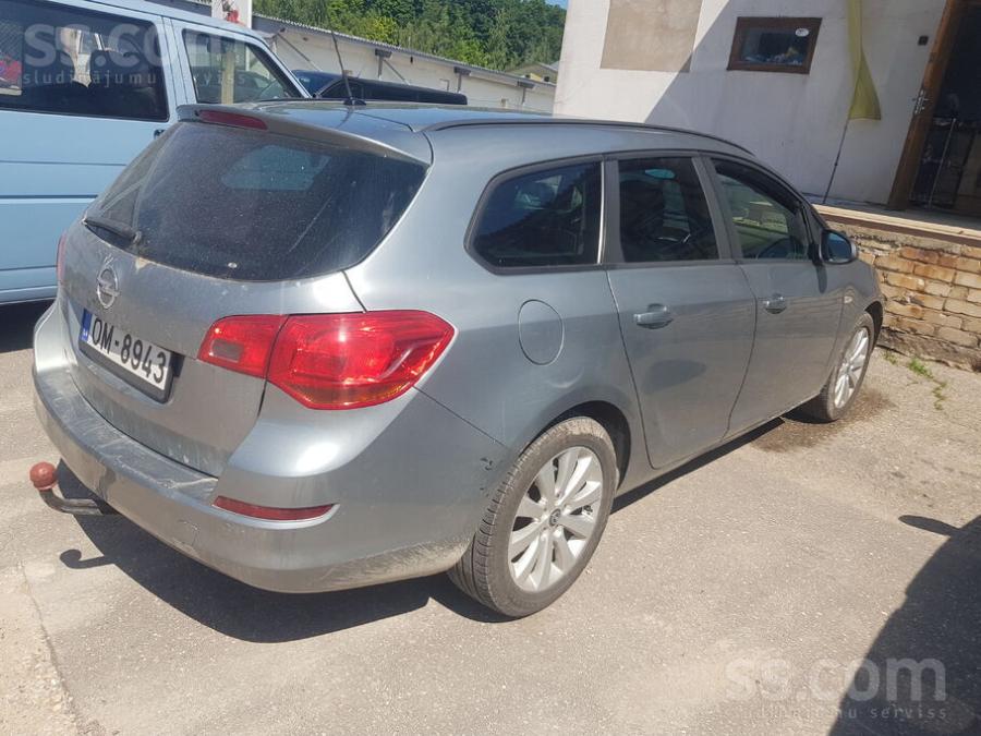 Grey Opel Astra 2012 in Tukums, with an engine capacity of 1.70 L and mileage of 278 thousand km for 1650 €, photo 3 on AUTOMOTO.COM.LV