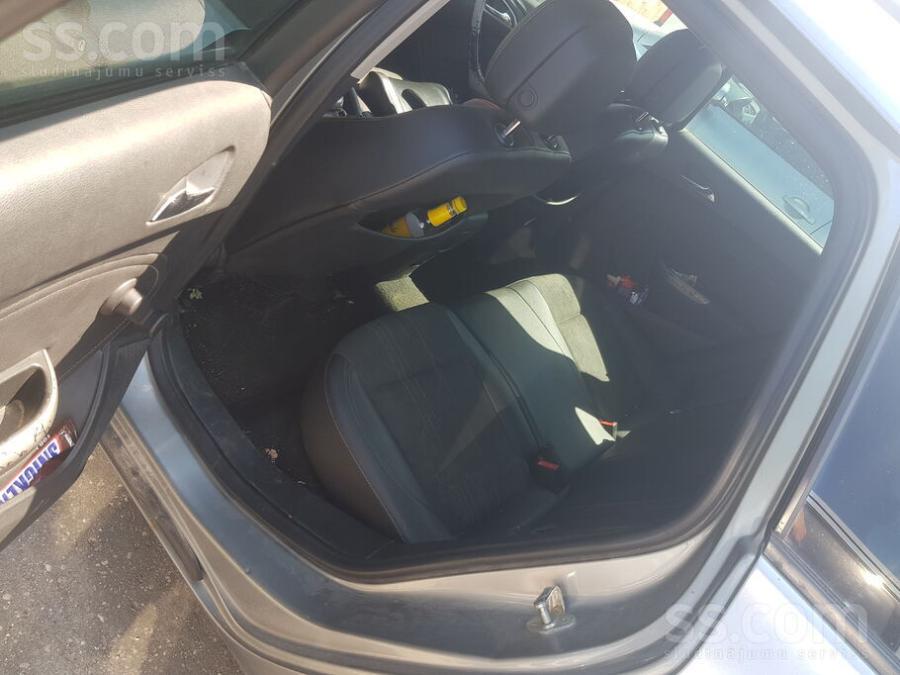 Grey Opel Astra 2012 in Tukums, with an engine capacity of 1.70 L and mileage of 278 thousand km for 1650 €, photo 6 on AUTOMOTO.COM.LV