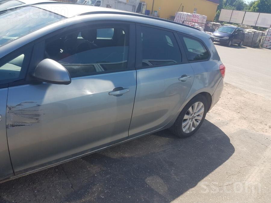 Grey Opel Astra 2012 in Tukums, with an engine capacity of 1.70 L and mileage of 278 thousand km for 1650 €, photo 8 on AUTOMOTO.COM.LV