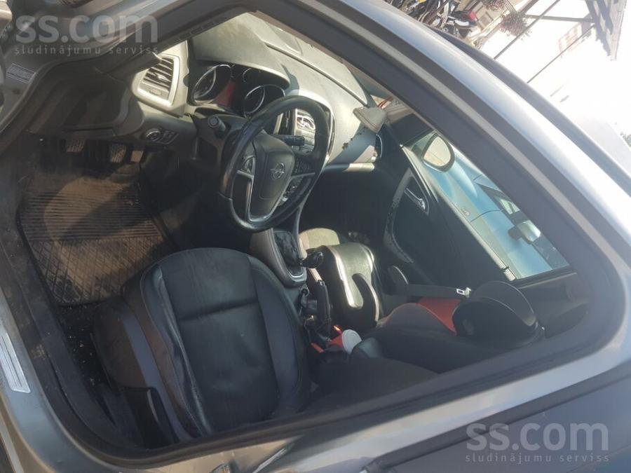Grey Opel Astra 2012 in Tukums, with an engine capacity of 1.70 L and mileage of 278 thousand km for 1650 €, photo 9 on AUTOMOTO.COM.LV