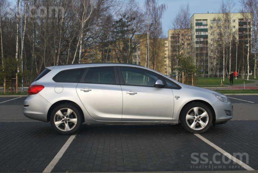 Grey Opel Astra 2012 in Liepaja, with an engine capacity of 1.70 L and mileage of 416 thousand km for 3000 €, photo 4 on AUTOMOTO.COM.LV