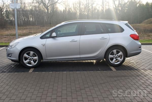 Grey Opel Astra 2012 in Liepaja, with an engine capacity of 1.70 L and mileage of 416 thousand km for 3000 €, photo 6 on AUTOMOTO.COM.LV