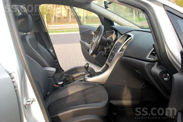 Grey Opel Astra 2012 in Liepaja, with an engine capacity of 1.70 L and mileage of 416 thousand km for 3000 €, photo 9 on AUTOMOTO.COM.LV