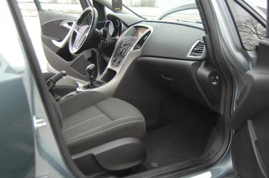 Pelēks Opel Astra 2012 Jēkabpils, ar dzinēja tilpumu 1.70 L un nobraukumu 235 tūkst. km par 5600 €, foto 14 vietnē AUTOMOTO.COM.LV