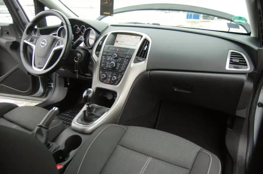 Pelēks Opel Astra 2012 Jēkabpils, ar dzinēja tilpumu 1.70 L un nobraukumu 235 tūkst. km par 5600 €, foto 15 vietnē AUTOMOTO.COM.LV
